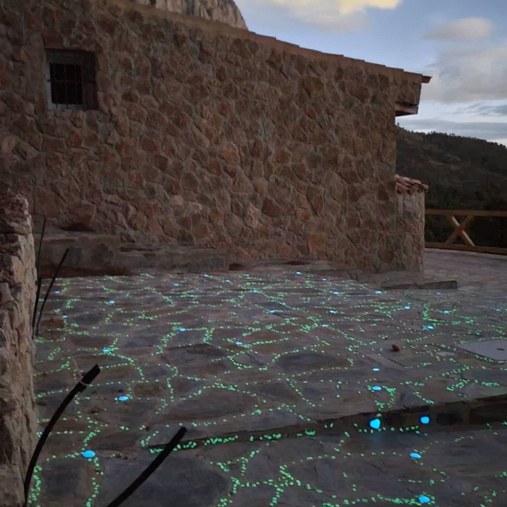 How to make a floor of phosphorescent stones